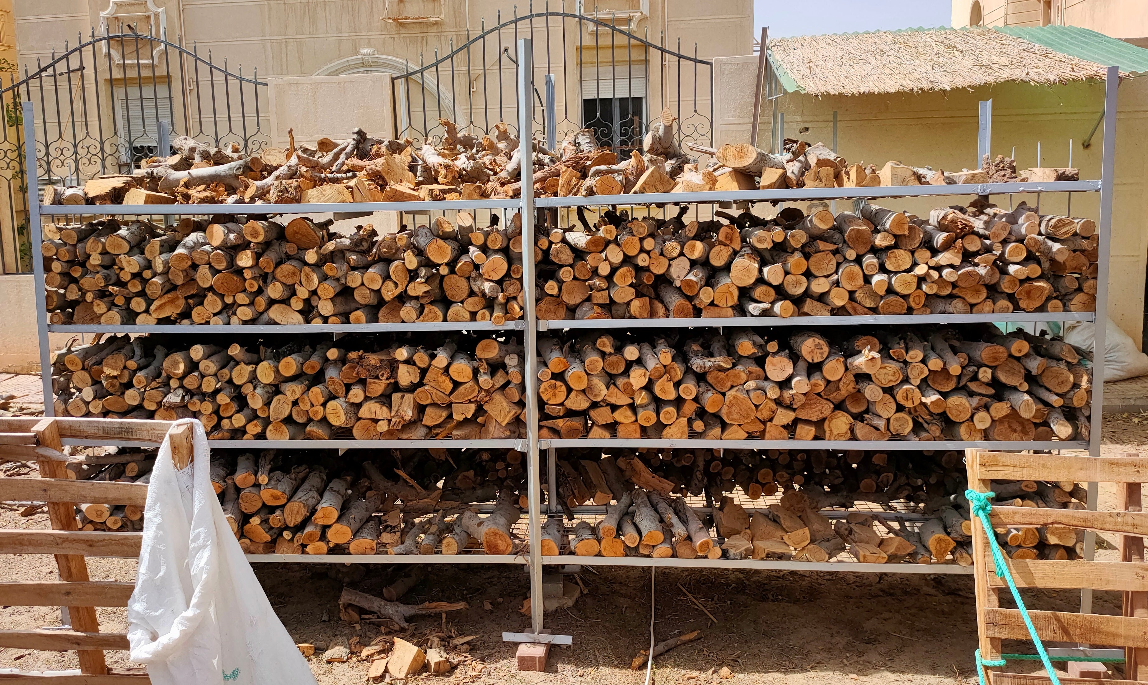 I bought smoking wood, how should I store it? – The Smokebox